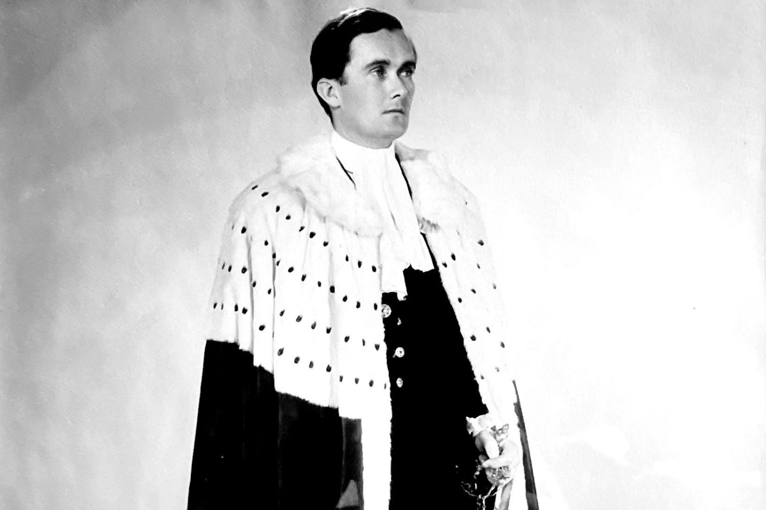 Belvoir Castle: Robes worn at George VI coronation go on display - BBC News