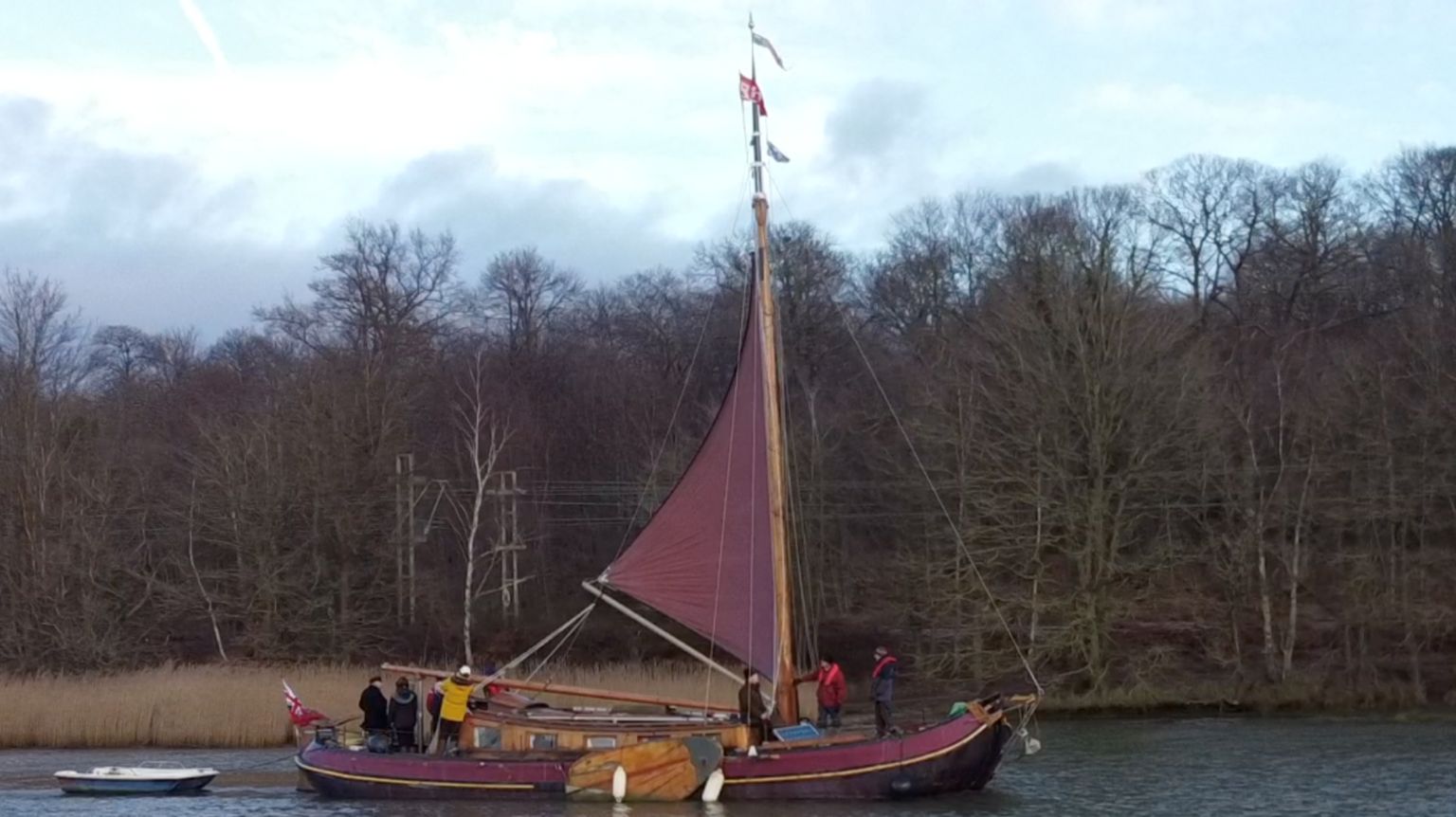 River Colne trip for 120-year-old barge shows old Essex industry - BBC News
