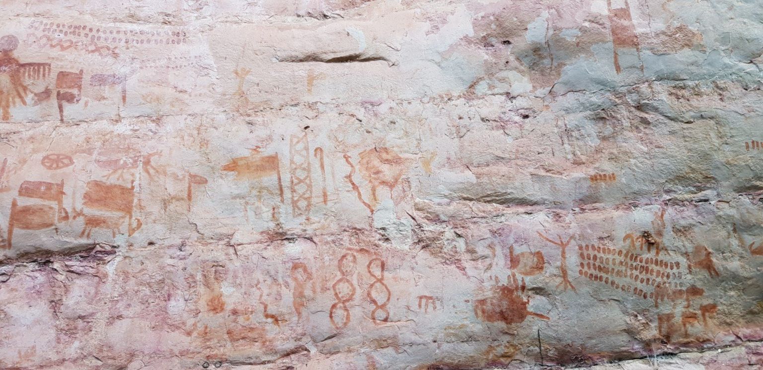 Incredible eight-mile wall of prehistoric paintings - BBC Newsround