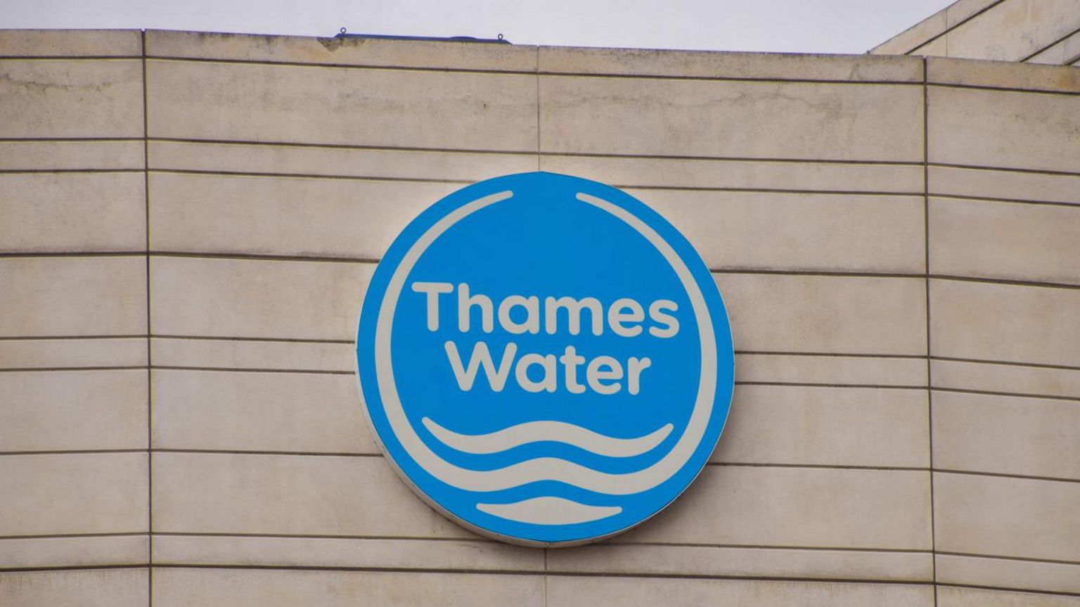 Thames Water criticised as 'foul odour' plagues residents - BBC News