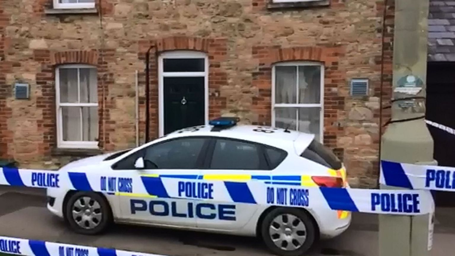 Murder probe as young child found dead in Faringdon - BBC News