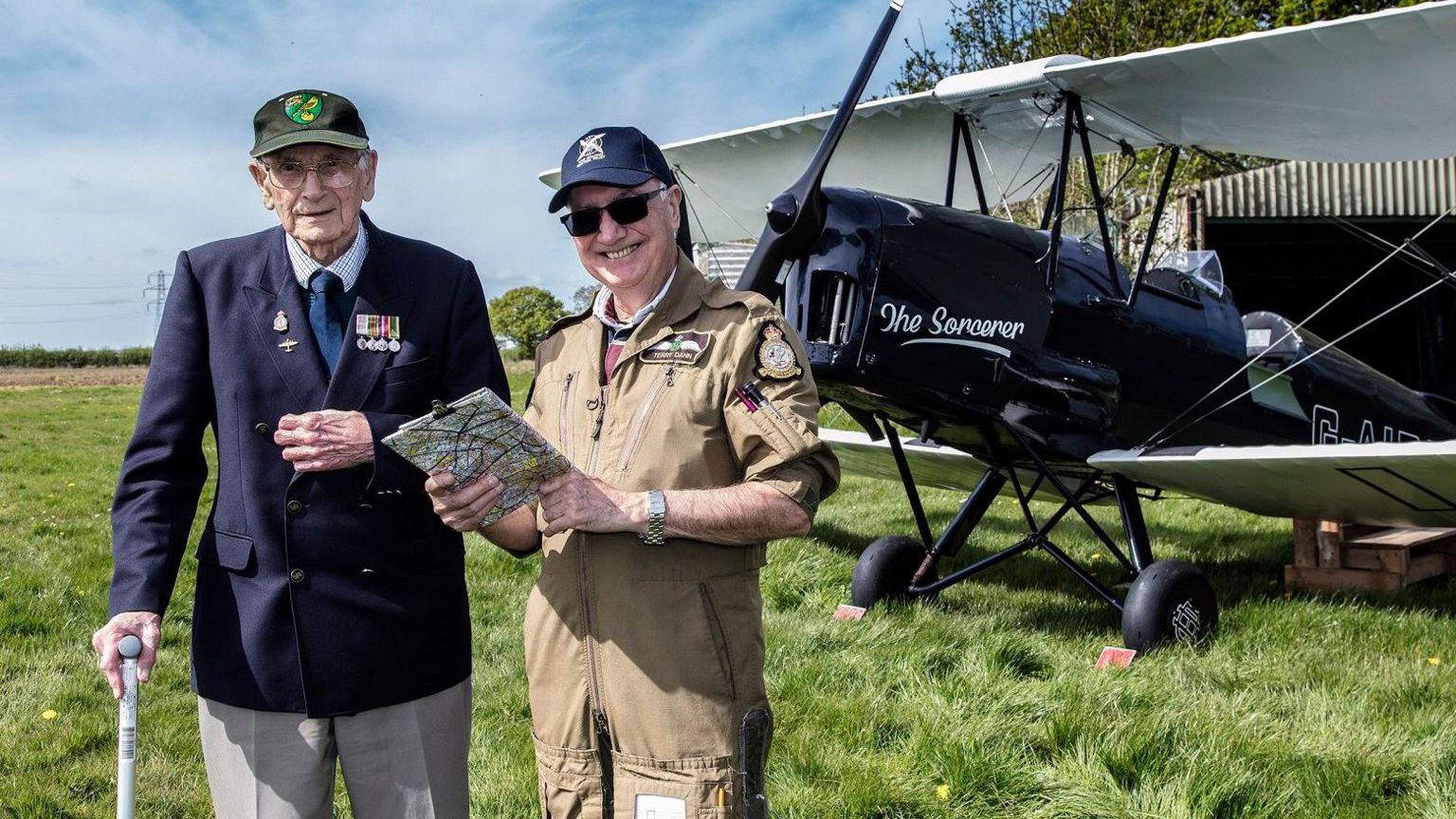Anniversary flight for 99-year-old RAF veteran in Essex - BBC News