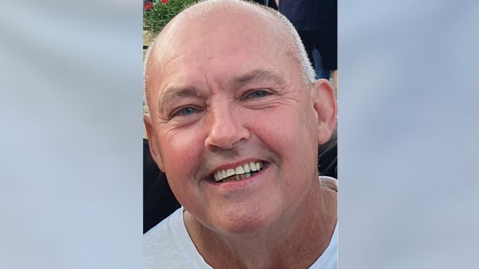 Southern 100 marshals' hut renamed in memory of Liam Clarke - BBC News