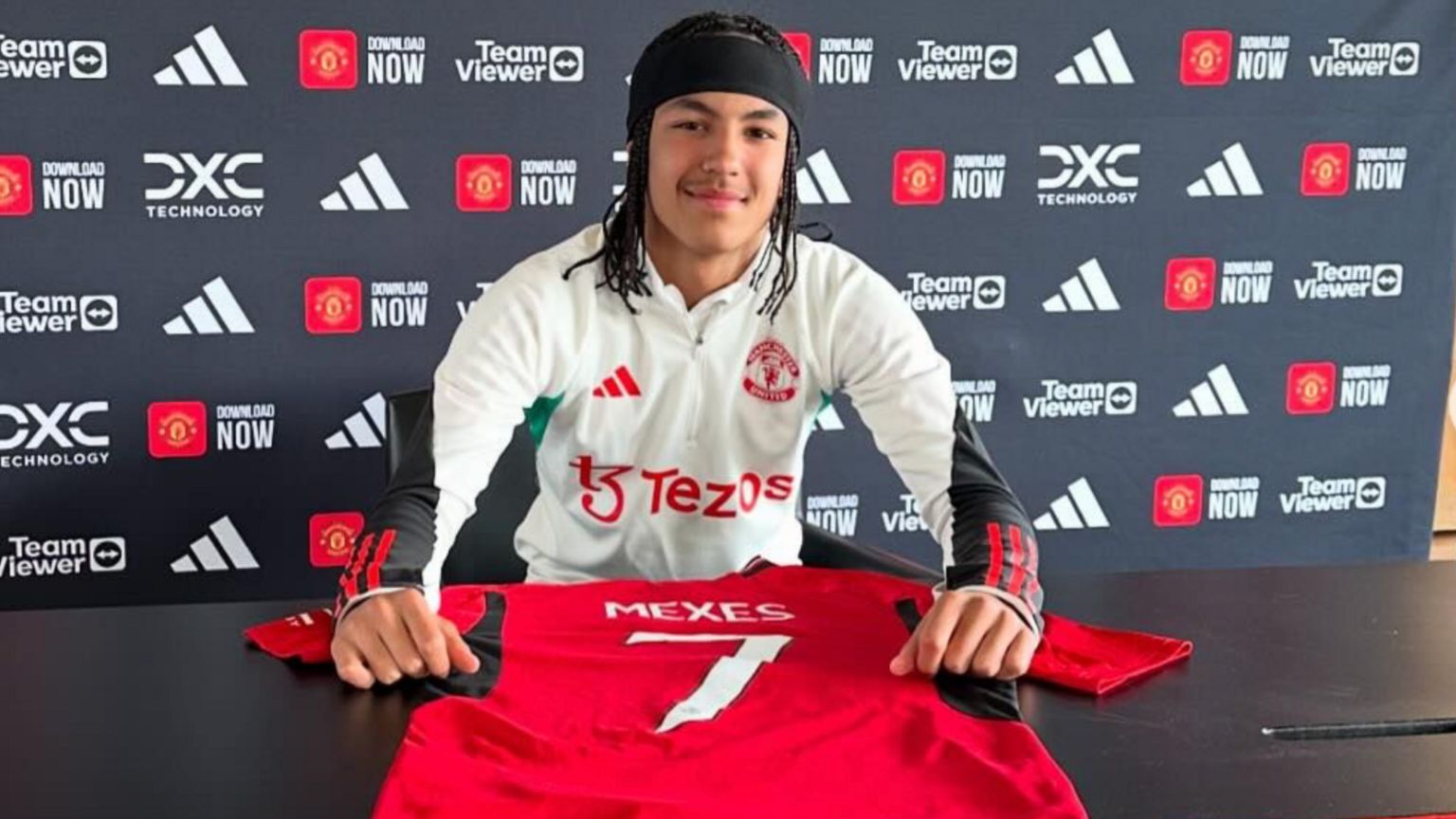 Mab cyn-ymosodwr Cymru yn arwyddo i Manchester United - BBC Cymru Fyw