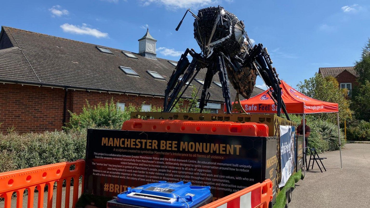Rugby: Bee sculpture aims to take sting out of knife crime - BBC News