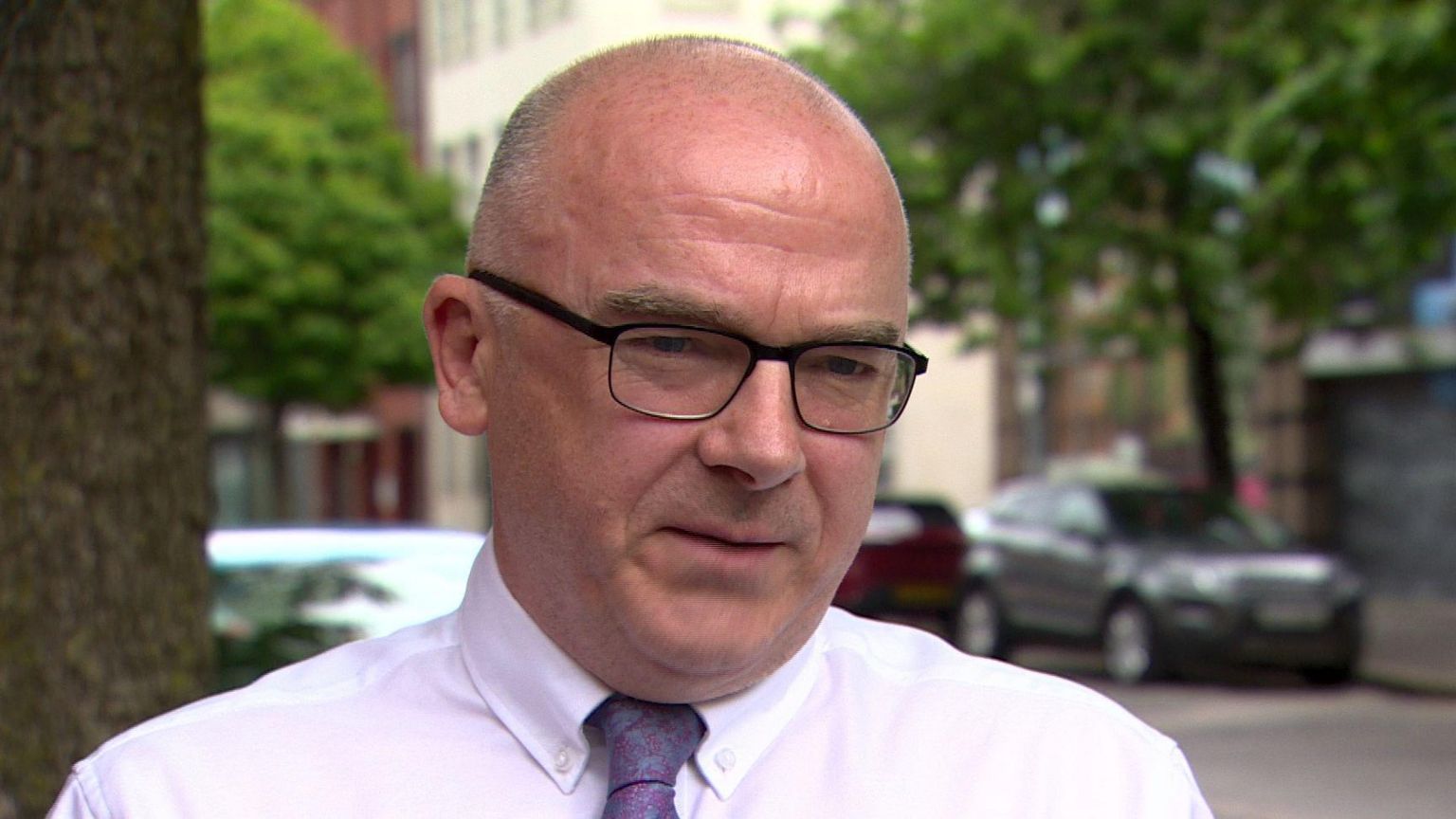 School strikes: Unions encourage members to back pay offer - BBC News