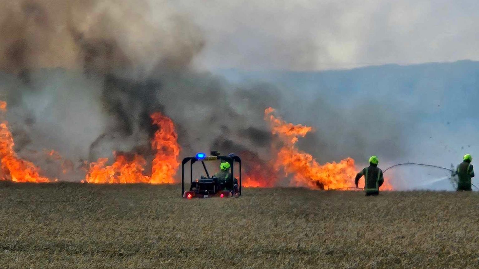 Hersden: Firefighters tackle large blaze in corn field - BBC News