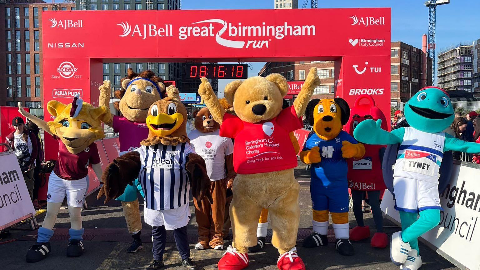 Great Birmingham Run: Thousands line the streets - BBC News