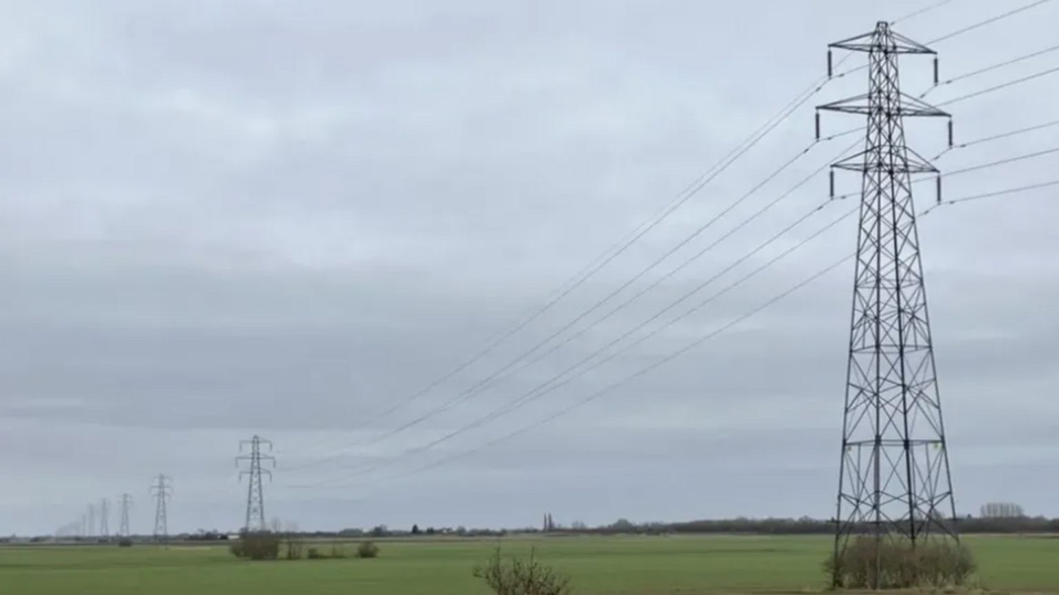 Lincolnshire pylons: National Grid to 'carefully consider' plans - BBC News