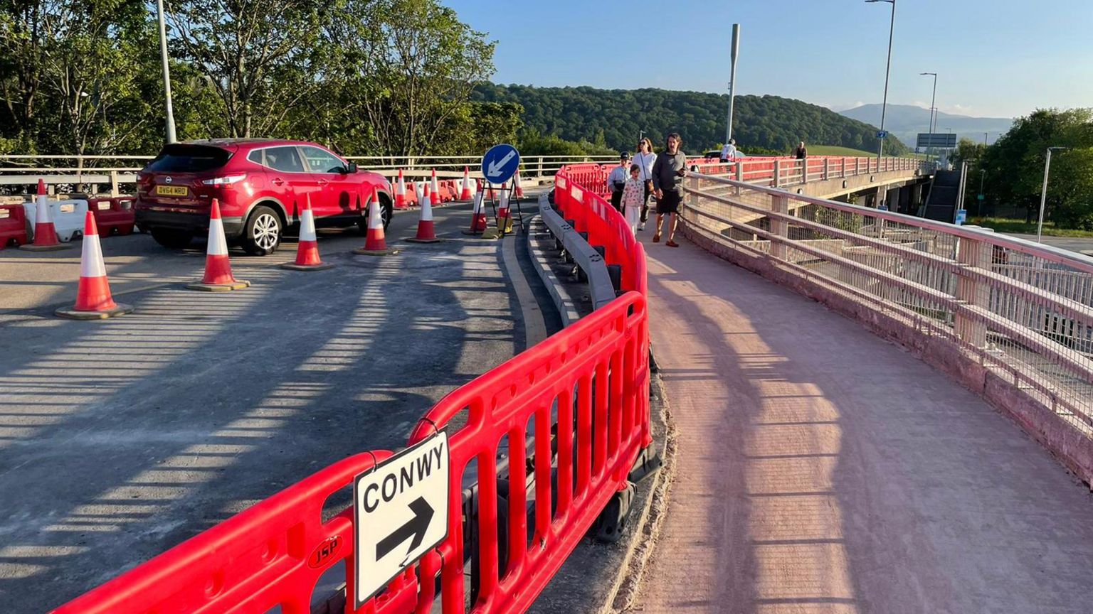 Busnesau'n poeni am effaith cau trosffordd Conwy - BBC Cymru Fyw