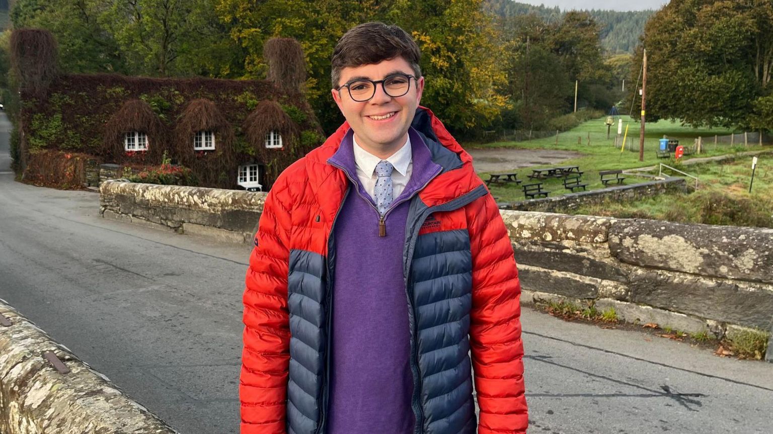 Galw am ddatrysiad i ddiogelu pont enwog Llanrwst - BBC Cymru Fyw