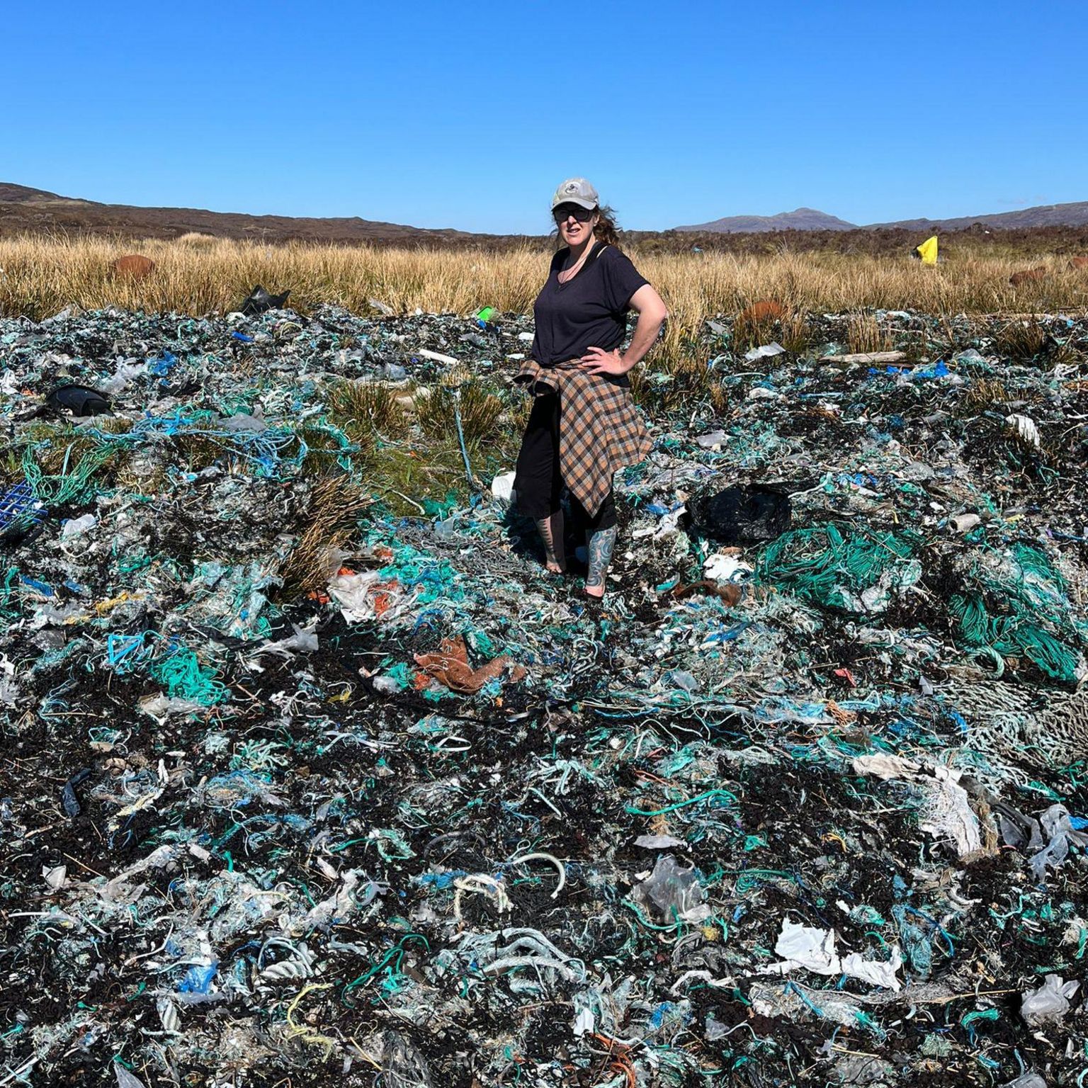 In pictures: Plastic waste cleared from Skye beach - BBC News