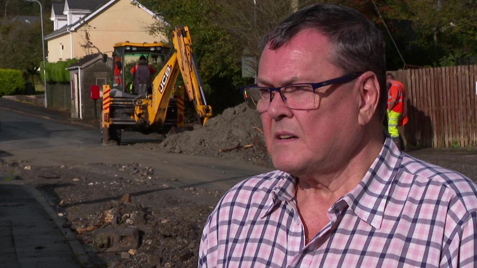 Ffordd ynghau yn Sir Gaerfyrddin yn dilyn tirlithriad - BBC Cymru Fyw