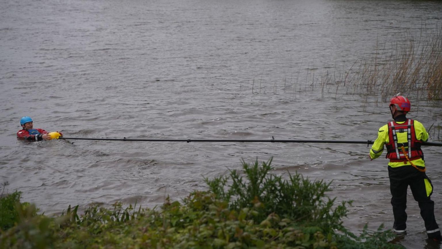 Virginia Water: Water safety demonstration by Surrey Fire Service - BBC ...