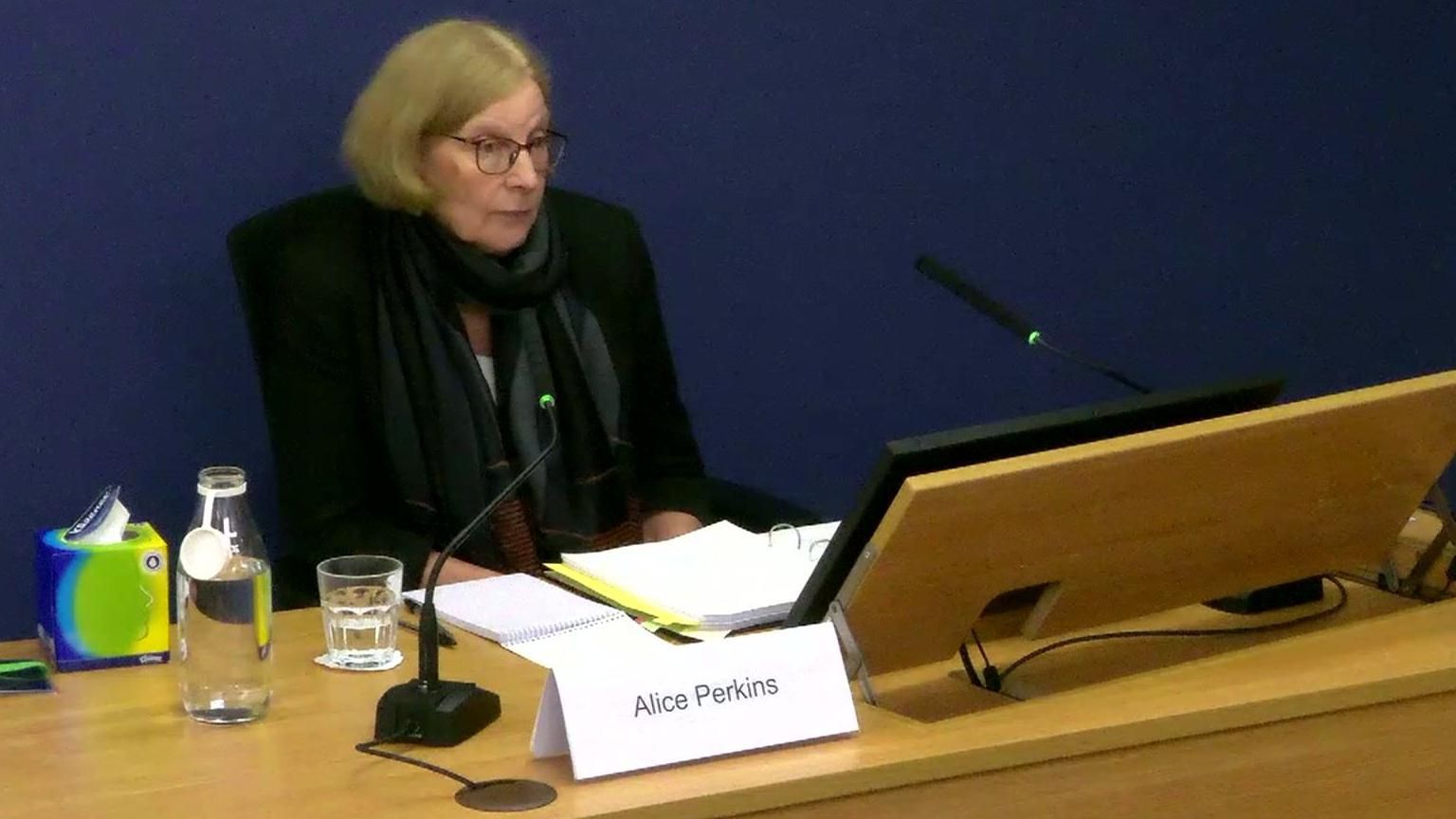 Post Office scandal: Ex-chair was told of IT risks in 2011 - BBC News