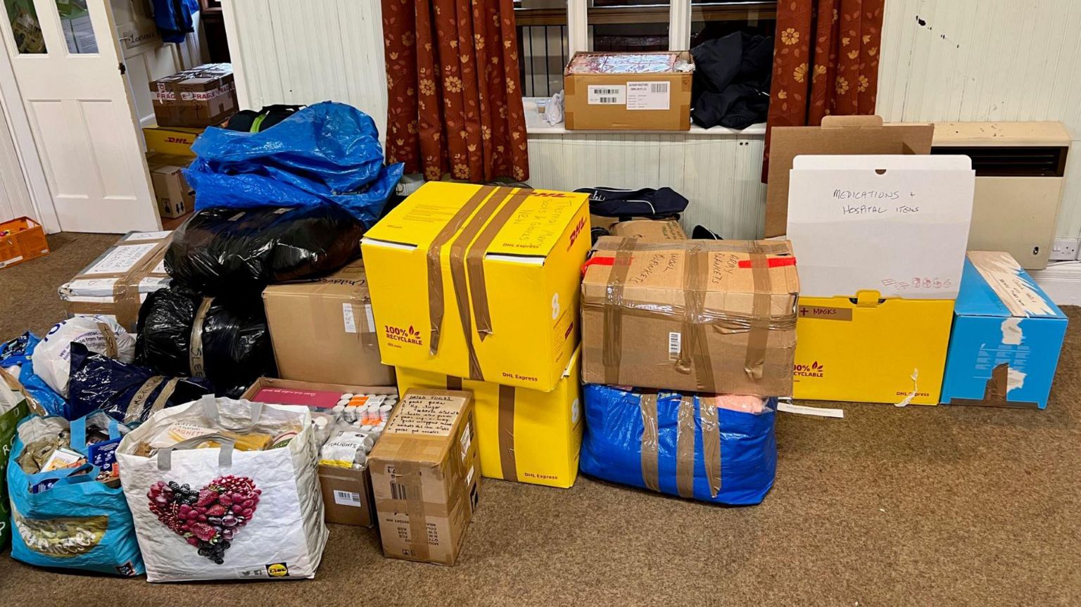 Help offered to get stranded Ukraine aid car back on the road - BBC News