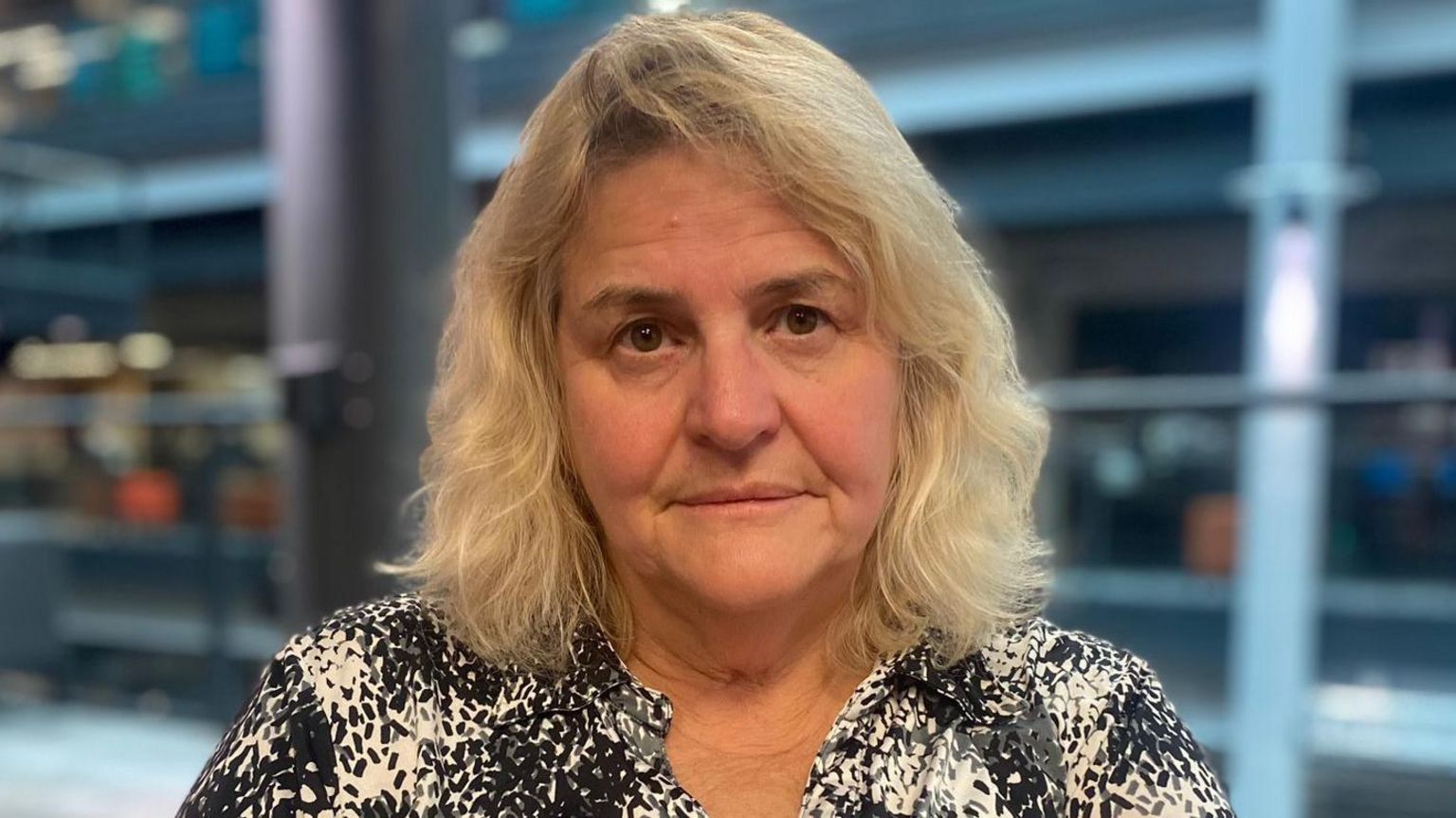 'Storm berffaith' yn wynebu gwasanaethau plant - BBC Cymru Fyw