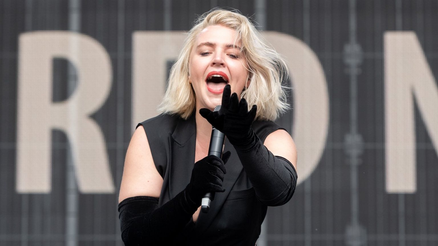 BBC Proms: Self Esteem shines as Sage Gateshead hosts festival - BBC News