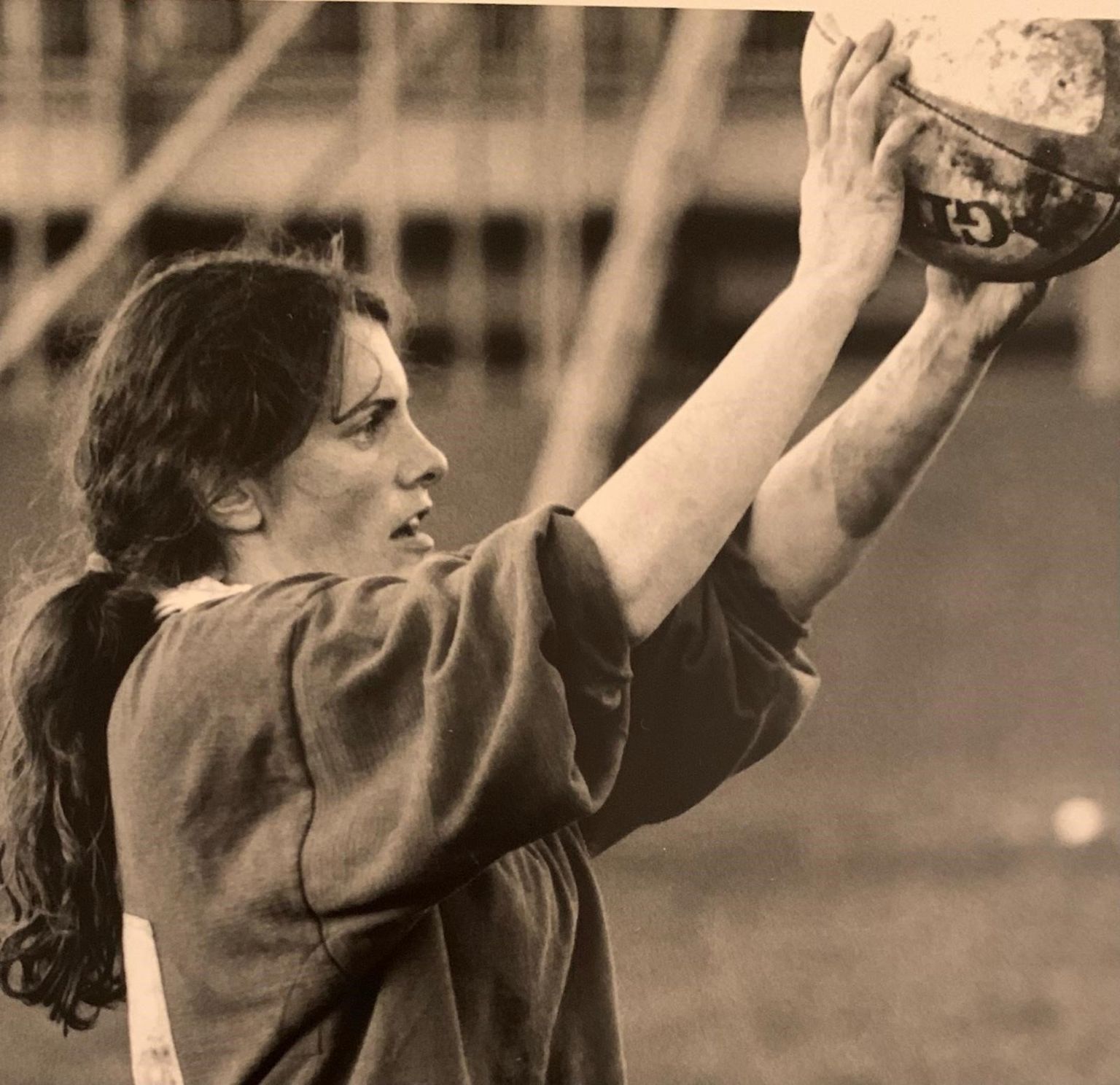 'Anrhydedd' derbyn cap 30 mlynedd ers cynrychioli Cymru - BBC Cymru Fyw