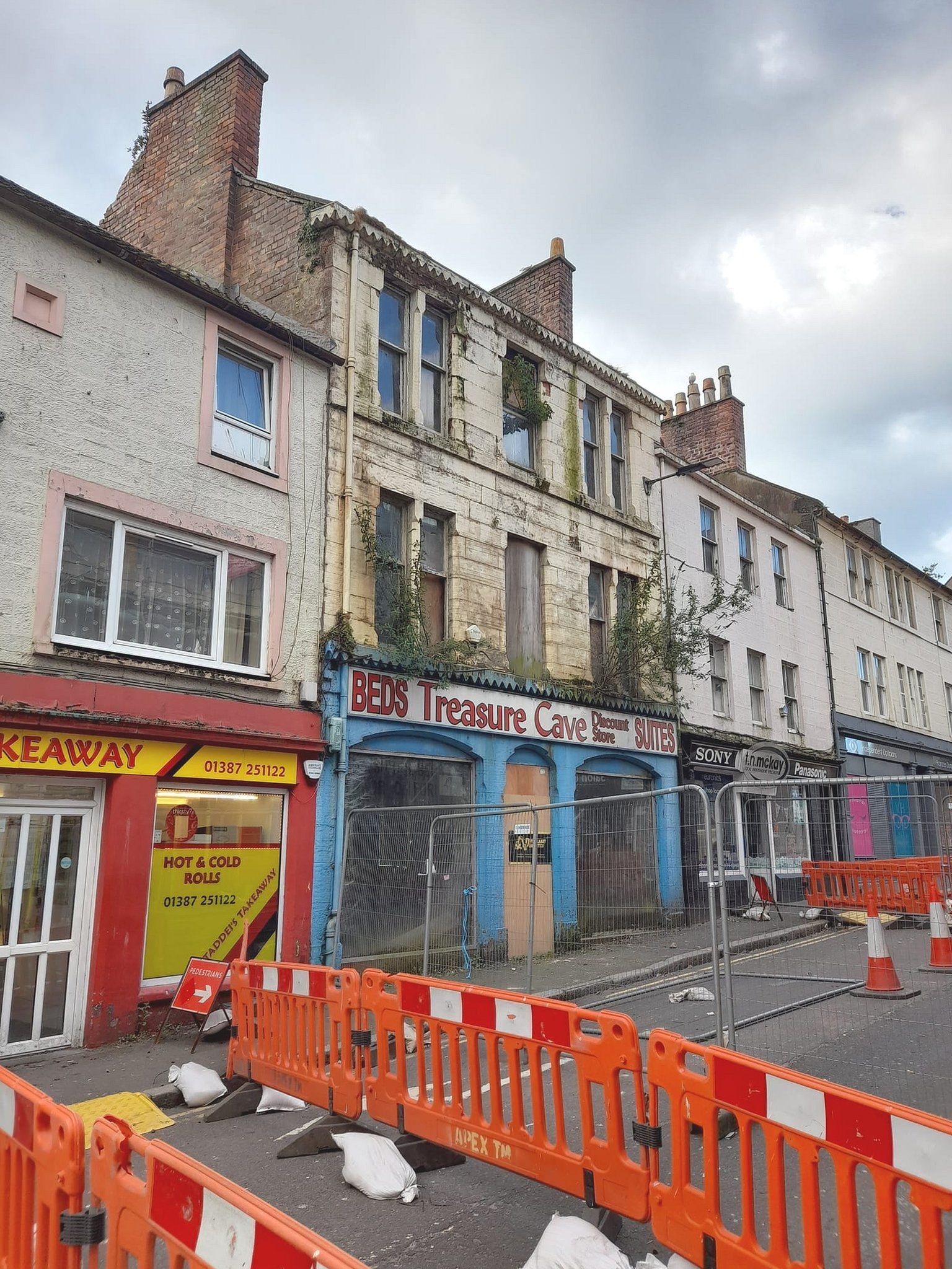 Demolition begins after Dumfries building collapse fears - BBC News