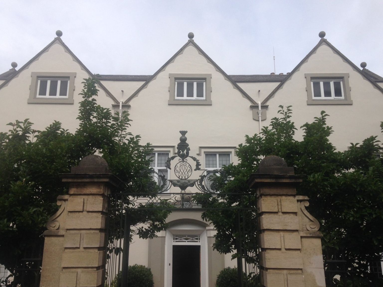 Leicester City: Listed building to get Buddhist mural - BBC News