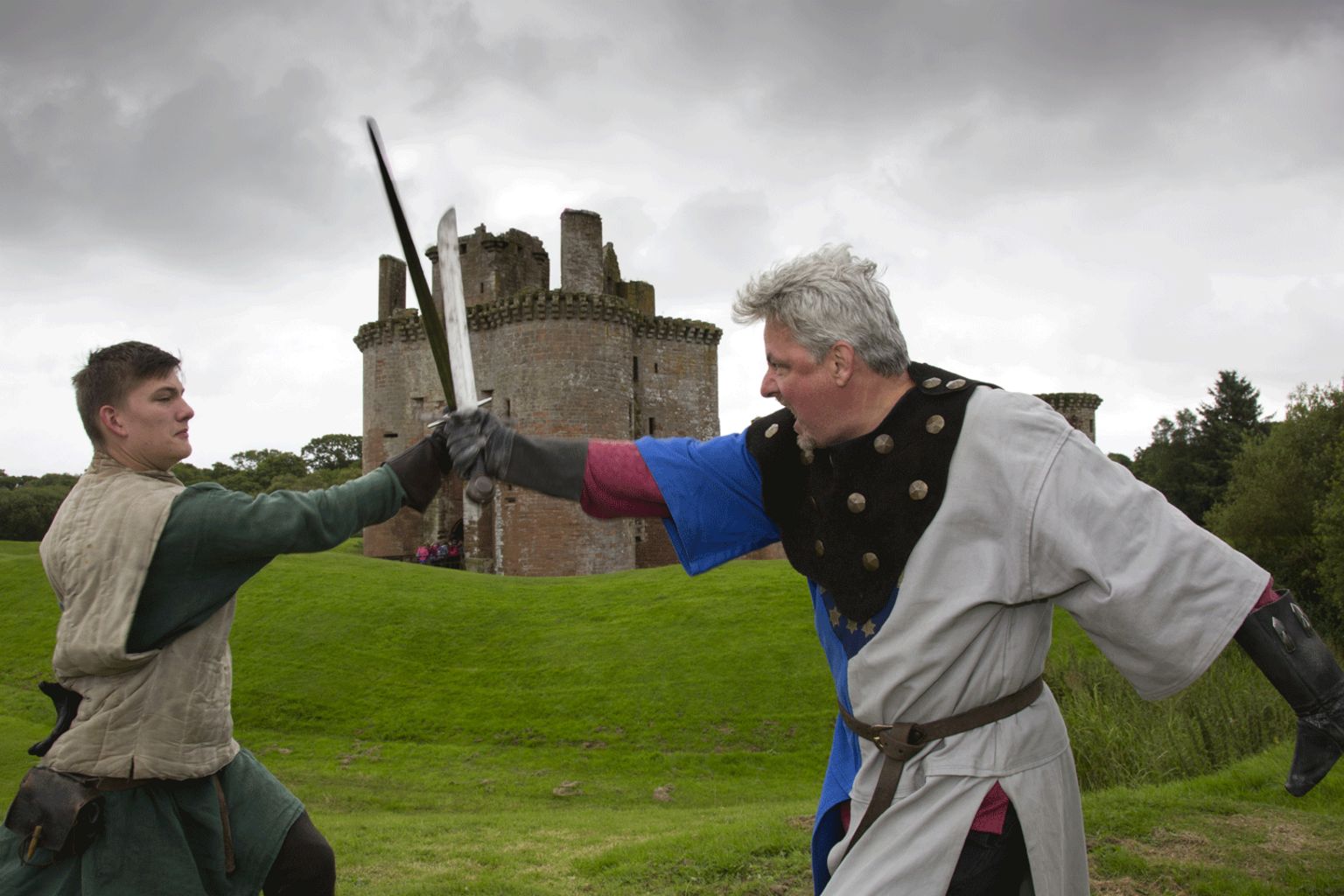 In pictures: Caerlaverock Castle jousting - BBC News