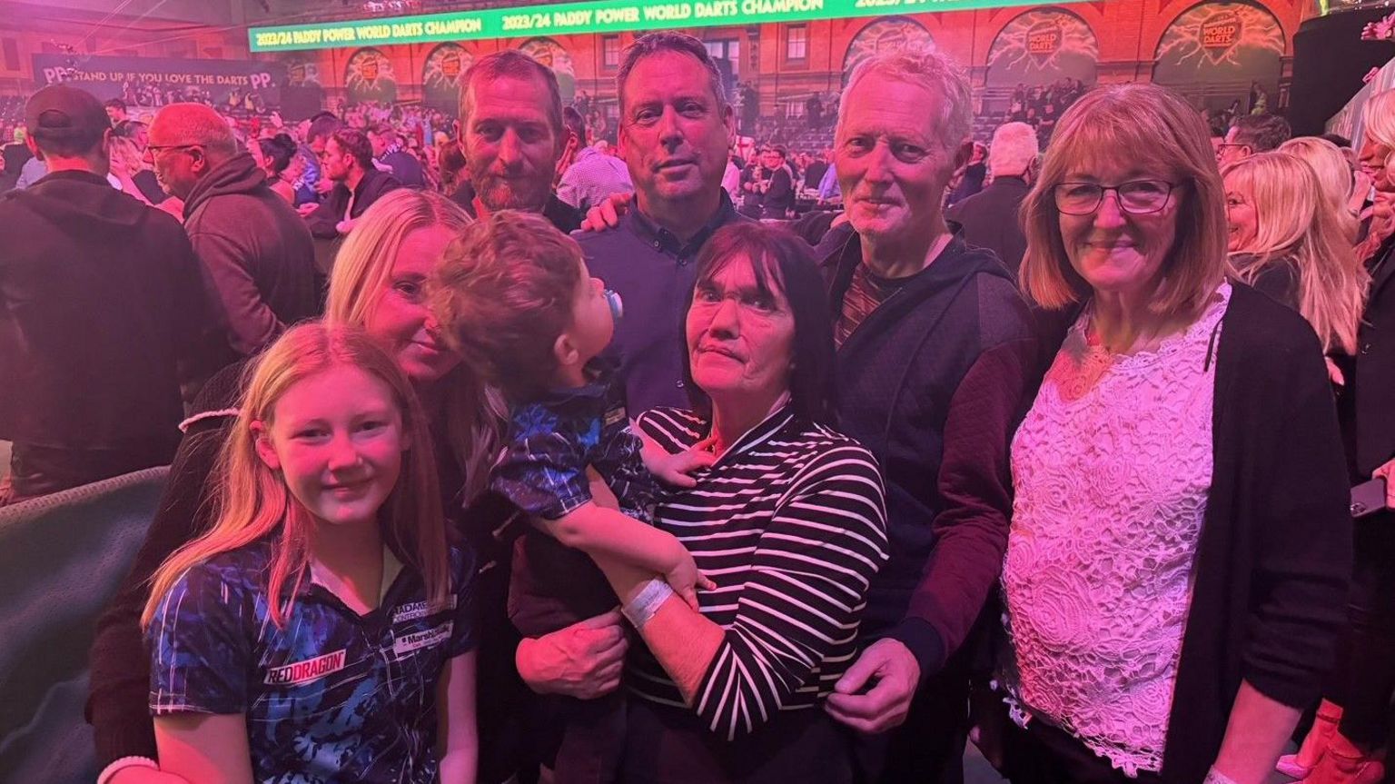 Berkshire: Humphries to celebrate win at darts club in Newbury - BBC News