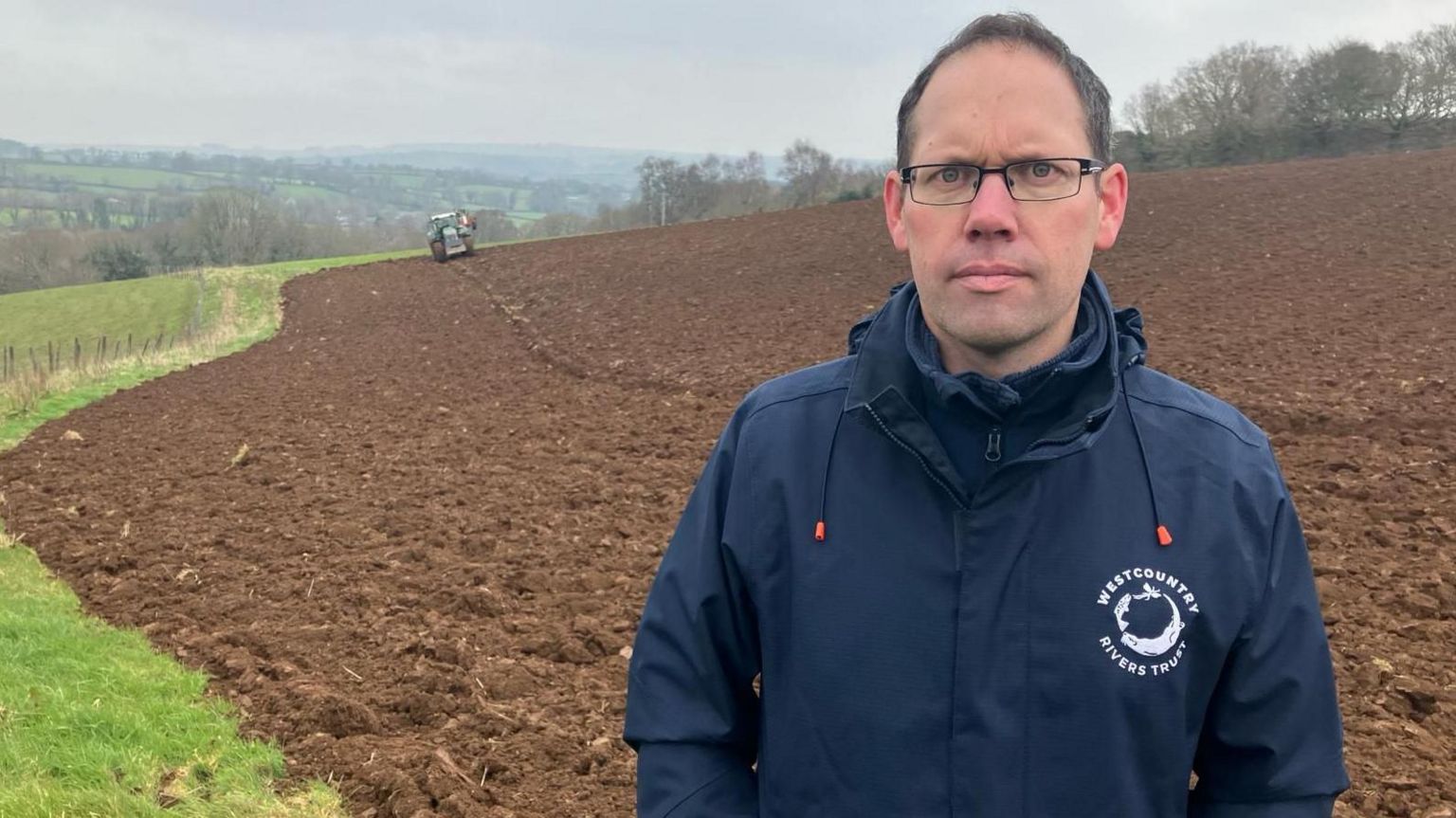 Farmers in east Cornwall take action to reduce run-off - BBC News