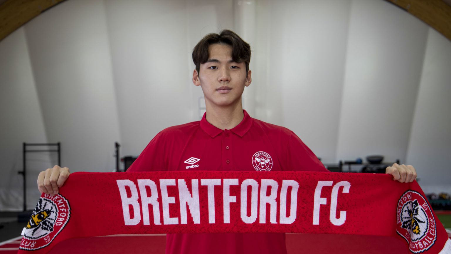 Brentford sign Ji-soo Kim - BBC Sport