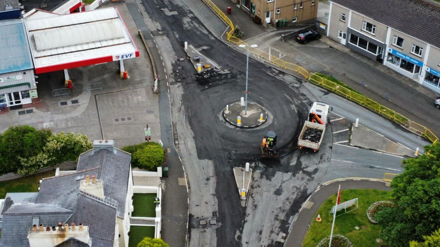 Motorists warned of disruption during Onchan roundabout works - BBC News