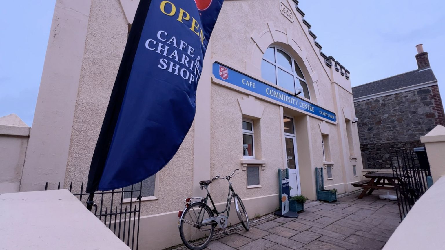 Guernsey warm space helps those battling fuel poverty - BBC News