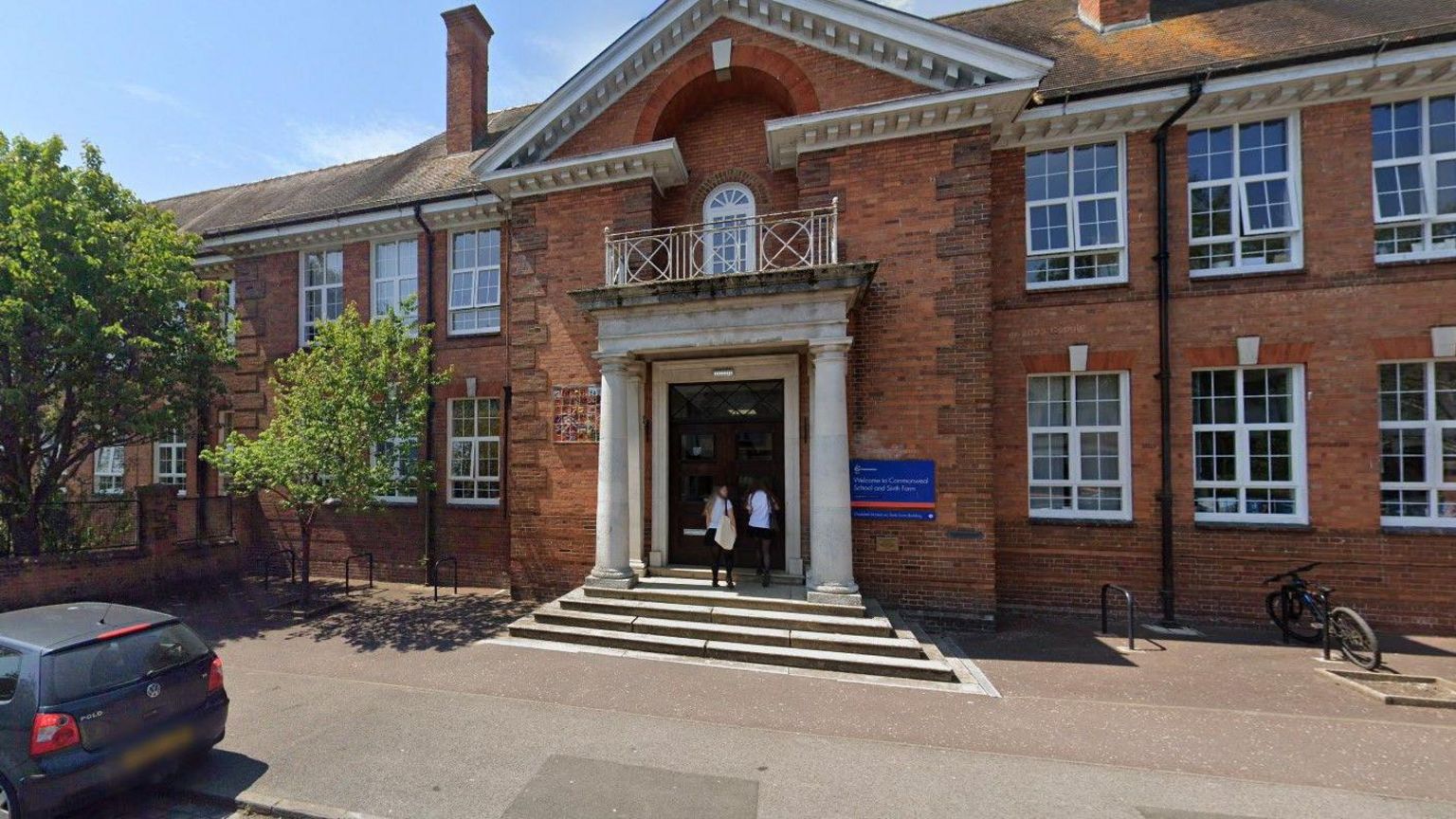 Swindon water supplies returning after burst pipe closes schools - BBC News