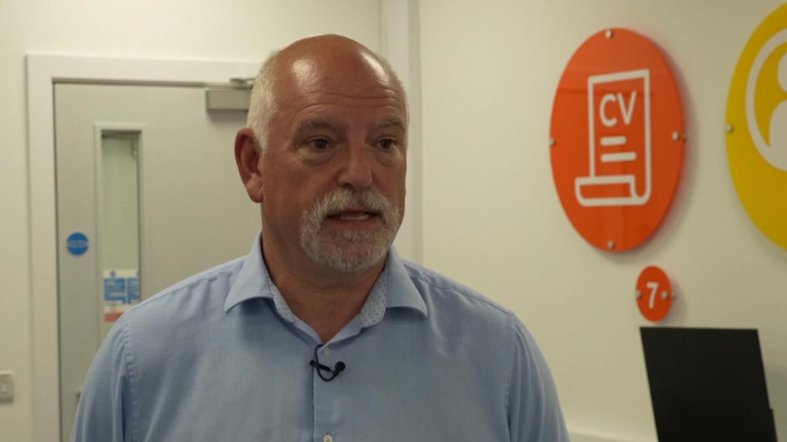 Môn: Gwir effaith cau 2Sisters 'heb daro eto' - BBC Cymru Fyw