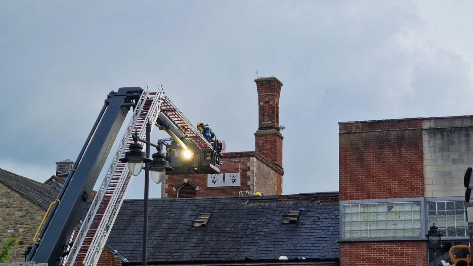 Firefighters tackling 'significant' blaze in Swindon - BBC News