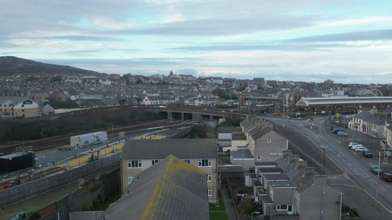 Môn: Etholaeth sy'n ynys ddaearyddol a gwleidyddol - BBC Cymru Fyw