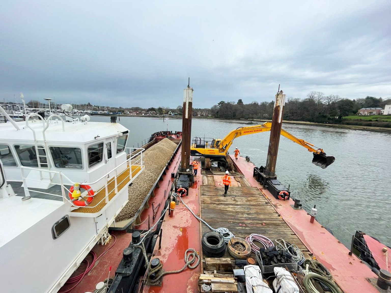 New River Hamble reef will be home to 30,000 oysters - BBC News