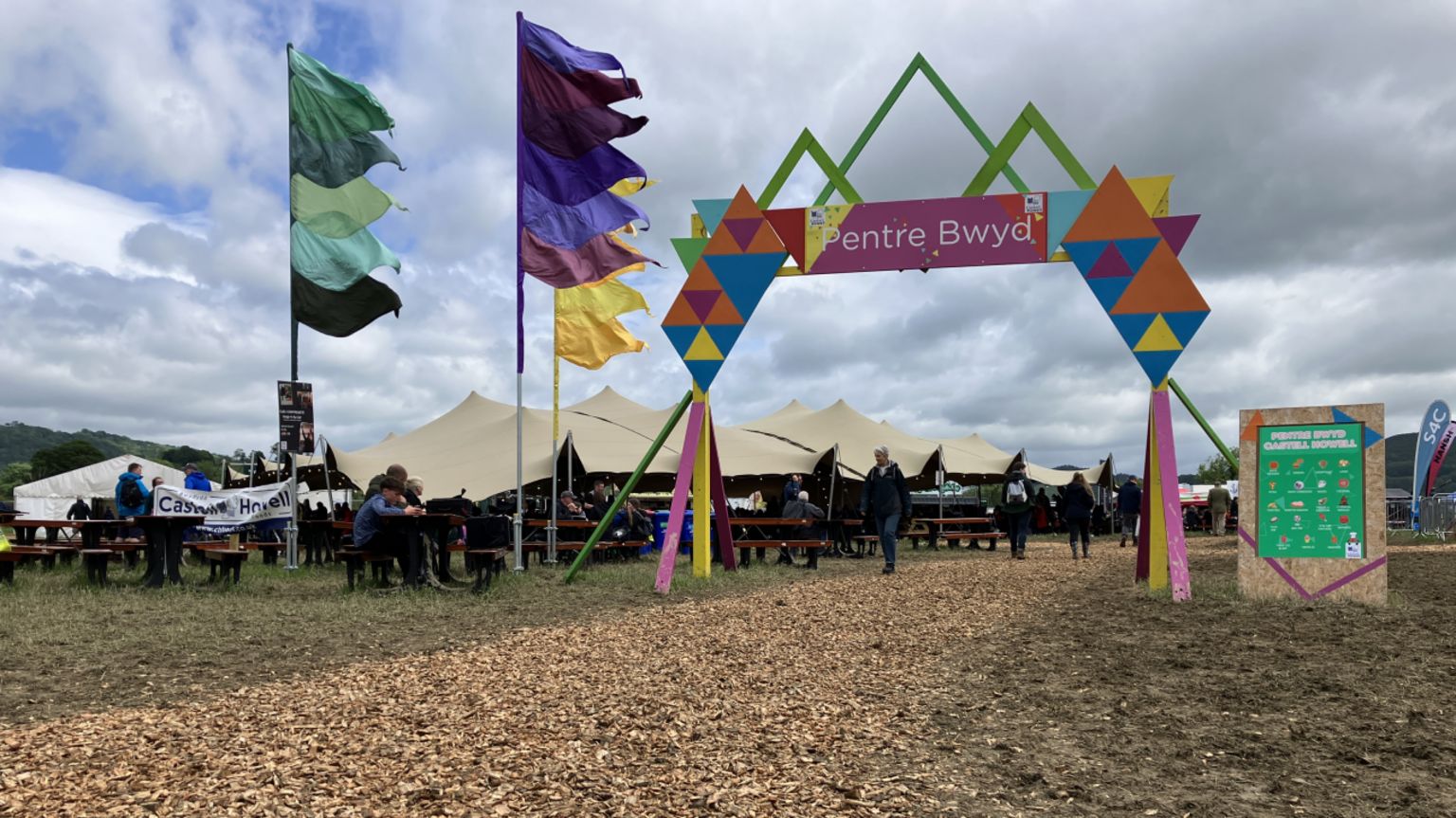 Cael stondin yn Eisteddfod yr Urdd 'wedi talu ffordd' - BBC Cymru Fyw