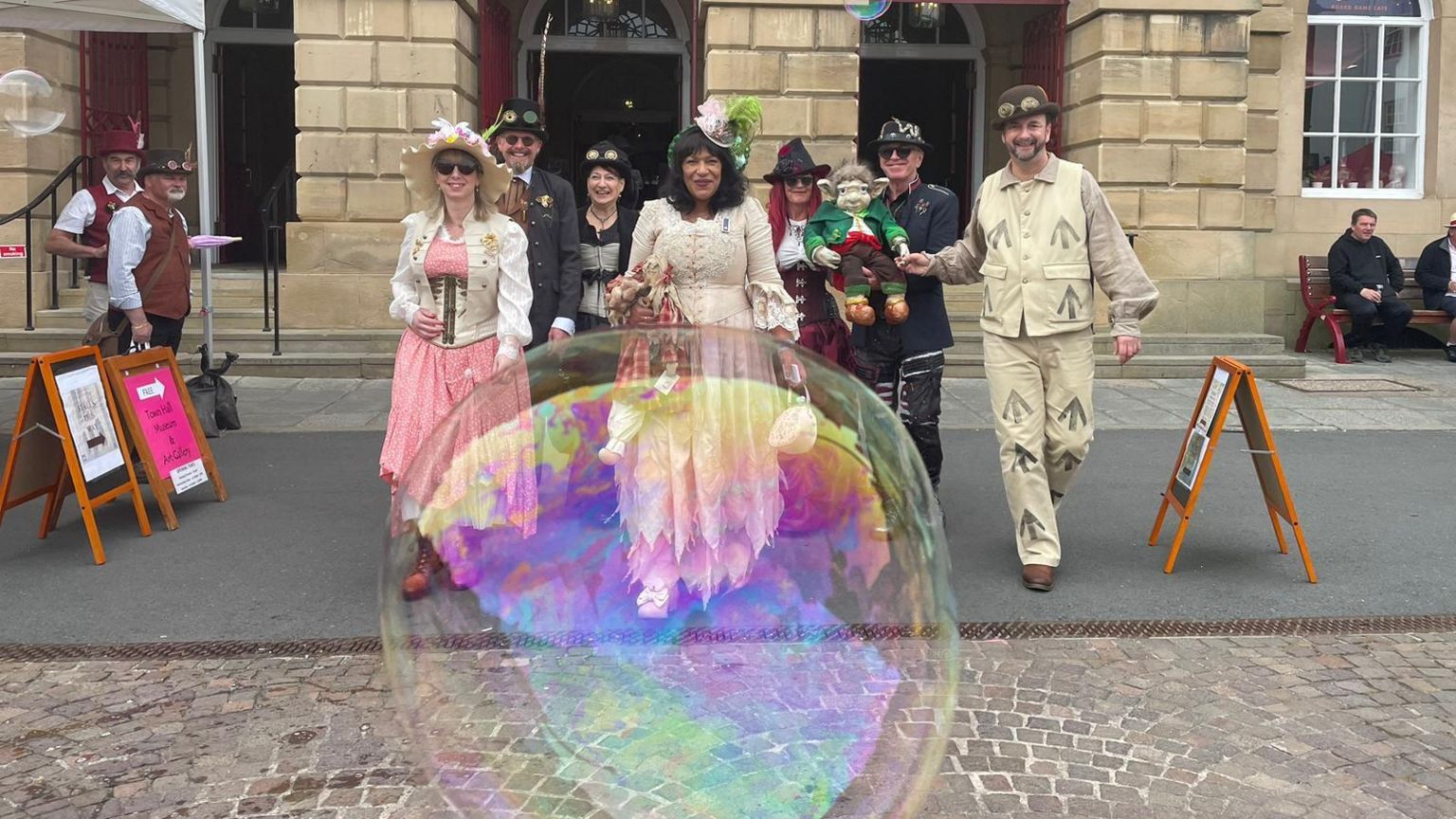 Newark's steampunk festival attracts biggest crowd yet - BBC News