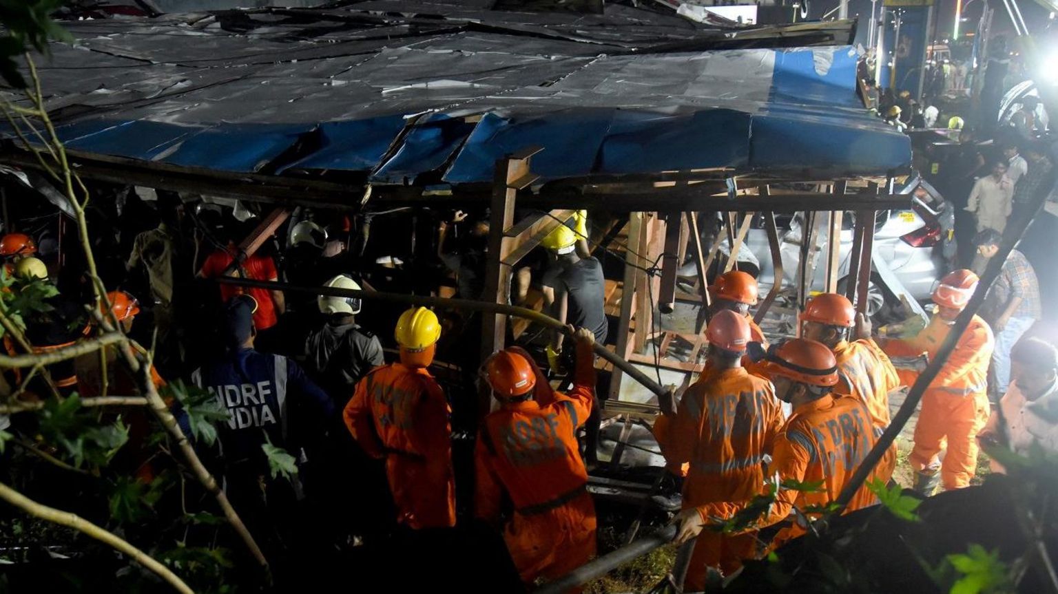 Mumbai billboard collapse: Fourteen dead and dozens injured - BBC News