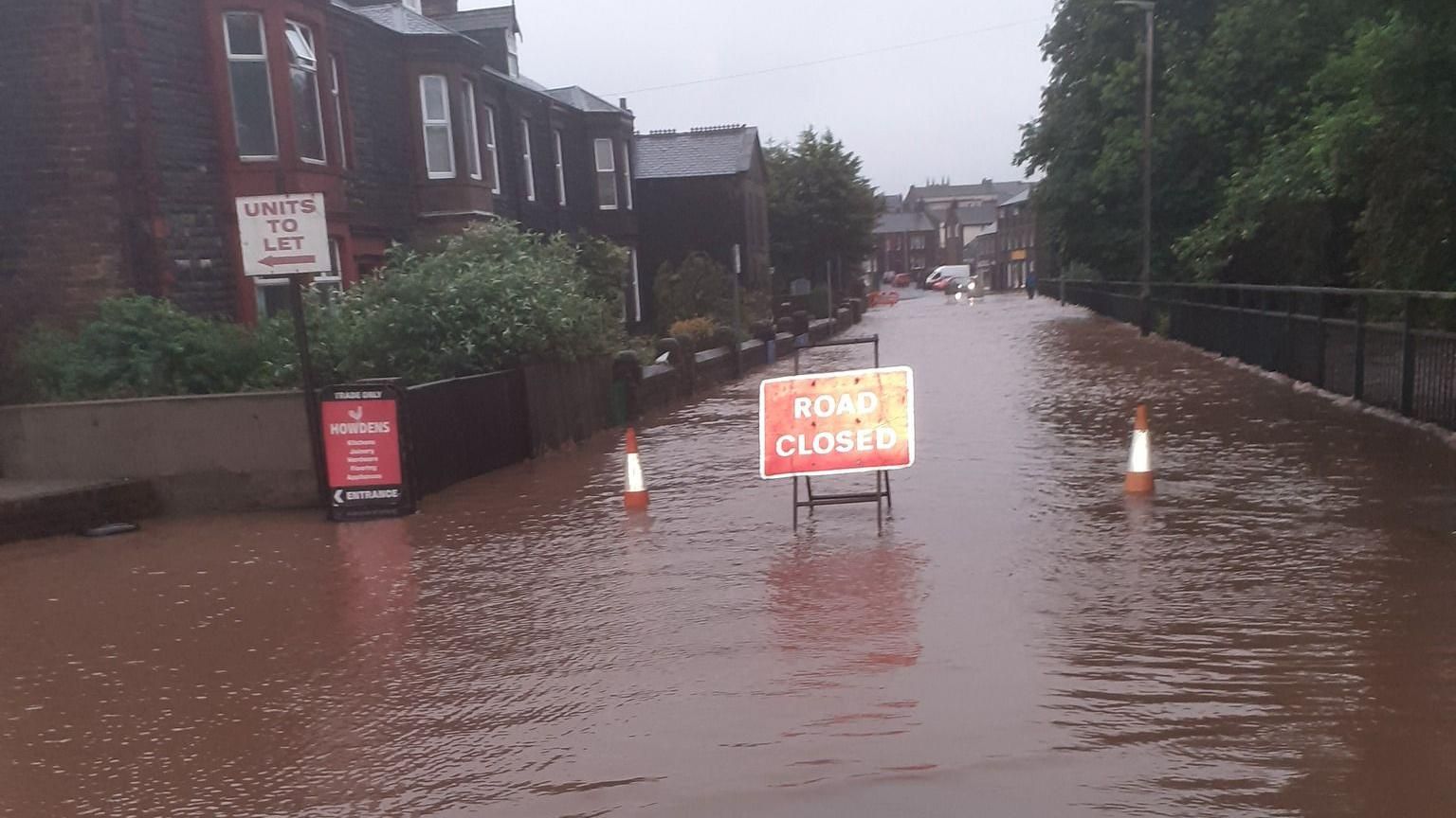 Carlisle flooding causes major travel disruption - BBC News
