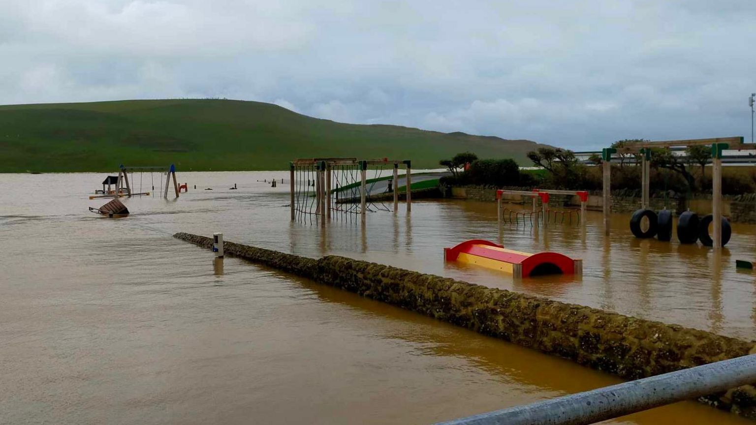 Dorset holiday park residents rescued as storm damages caravans - BBC News