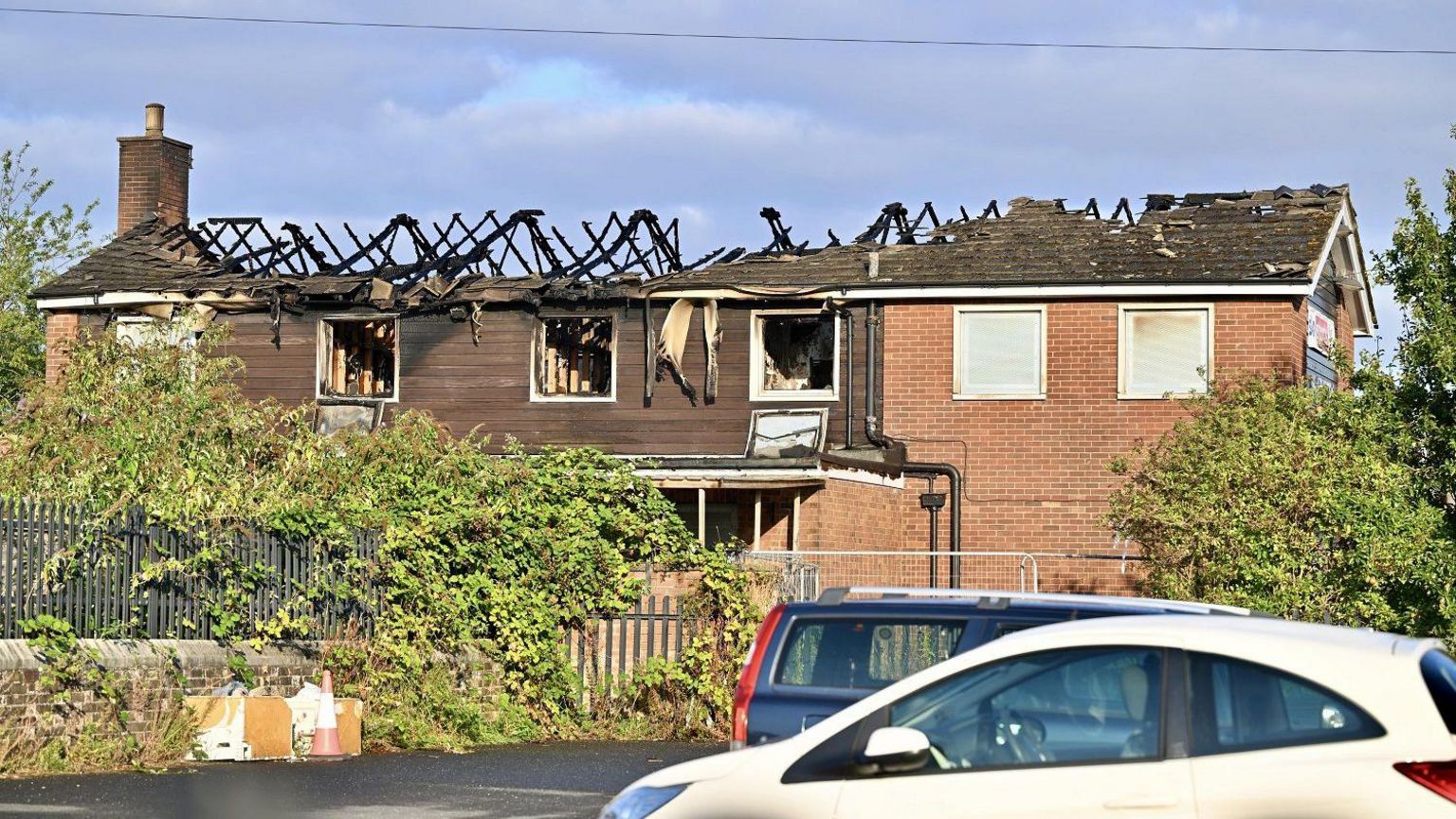 Grimsby: Man arrested after Mariners Rest pub destroyed by fire - BBC News