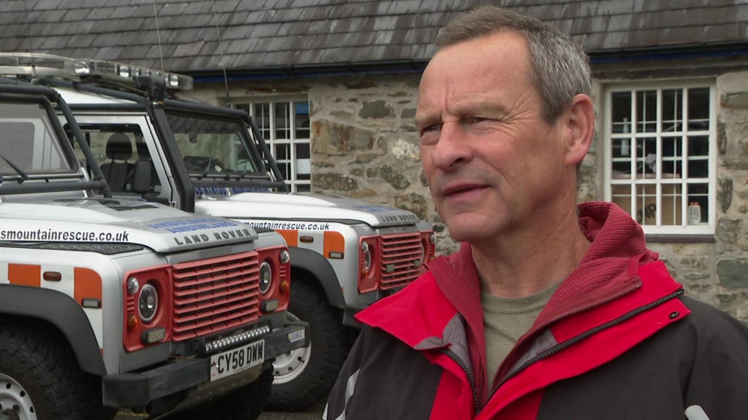 'Angenrheidiol' cael dwy lanfa i hofrenyddion yn Ysbyty Gwynedd - BBC ...