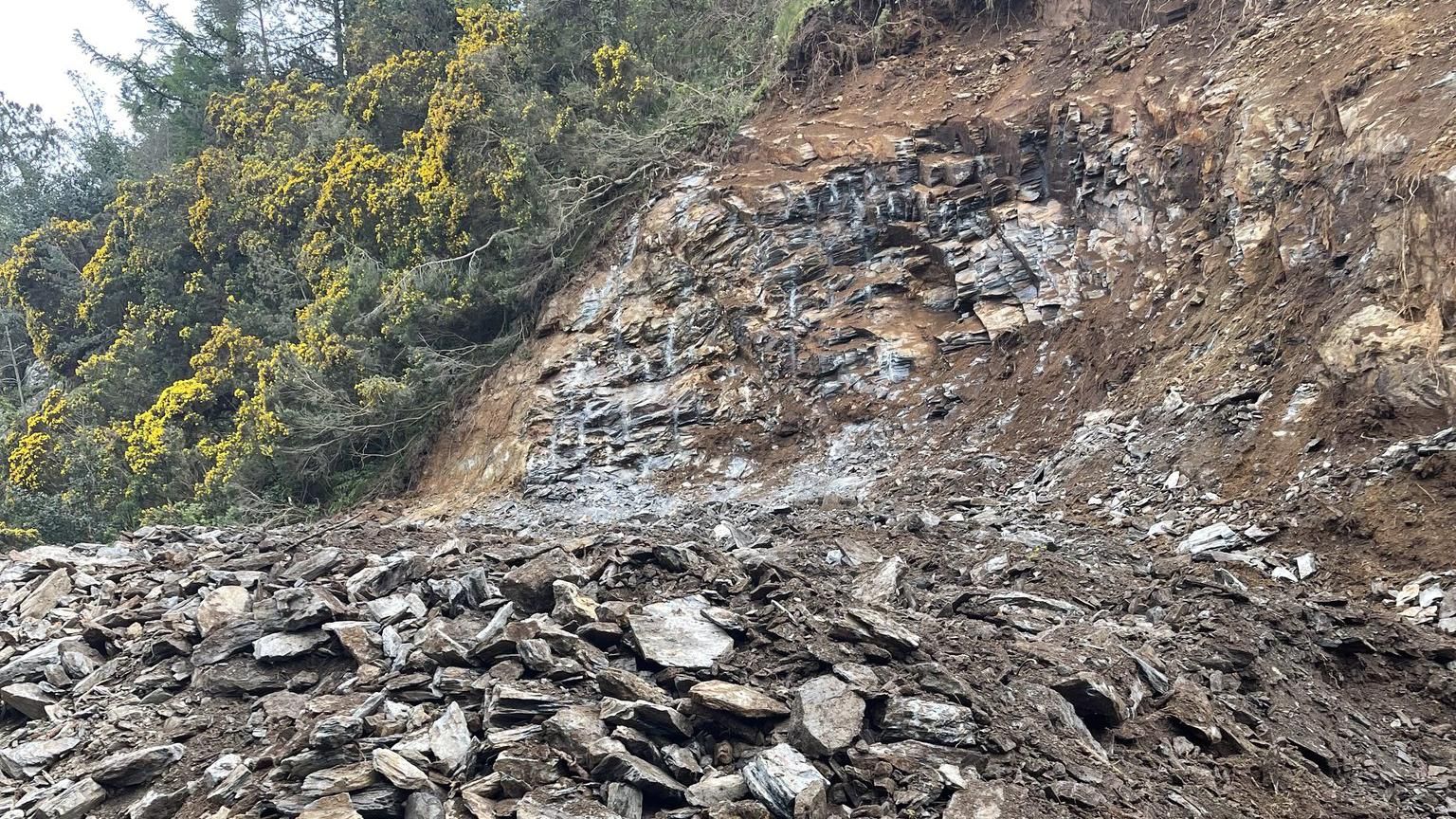 Mountain Road: Work to remove landslide debris under way - BBC News