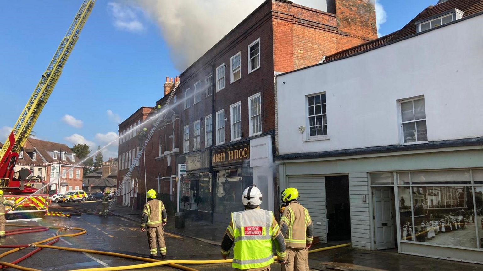 Chertsey: Fire in Windsor Street causes road closures - BBC News