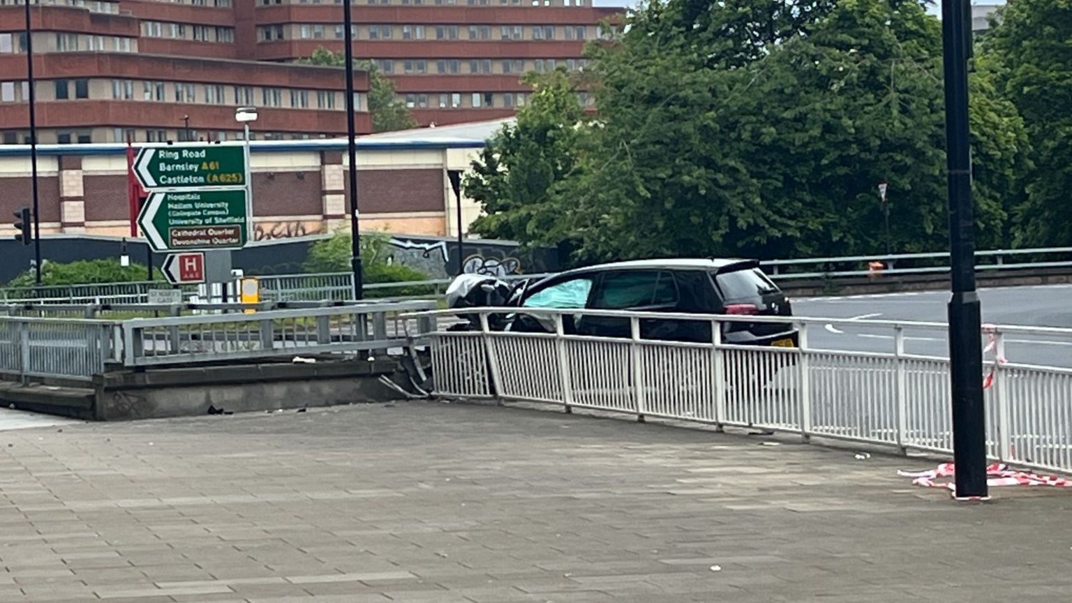 Sheffield: 18-year-old dies after A61 roundabout crash - BBC News