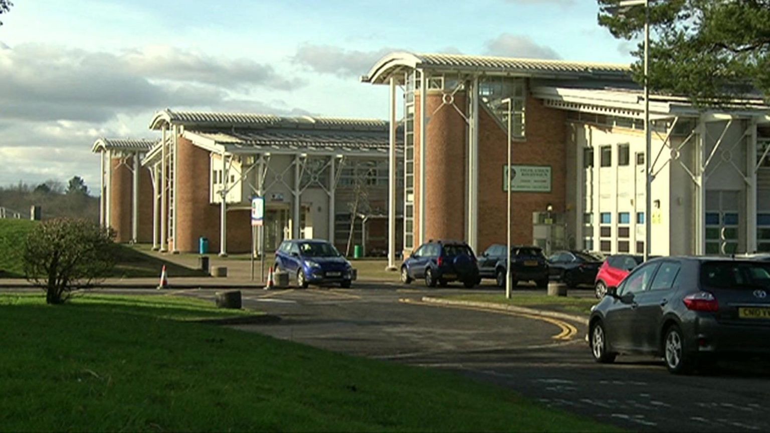 Merthyr: Codi tâl ar daith i'r ysgol yn 'drychinebus' i'r iaith - BBC ...