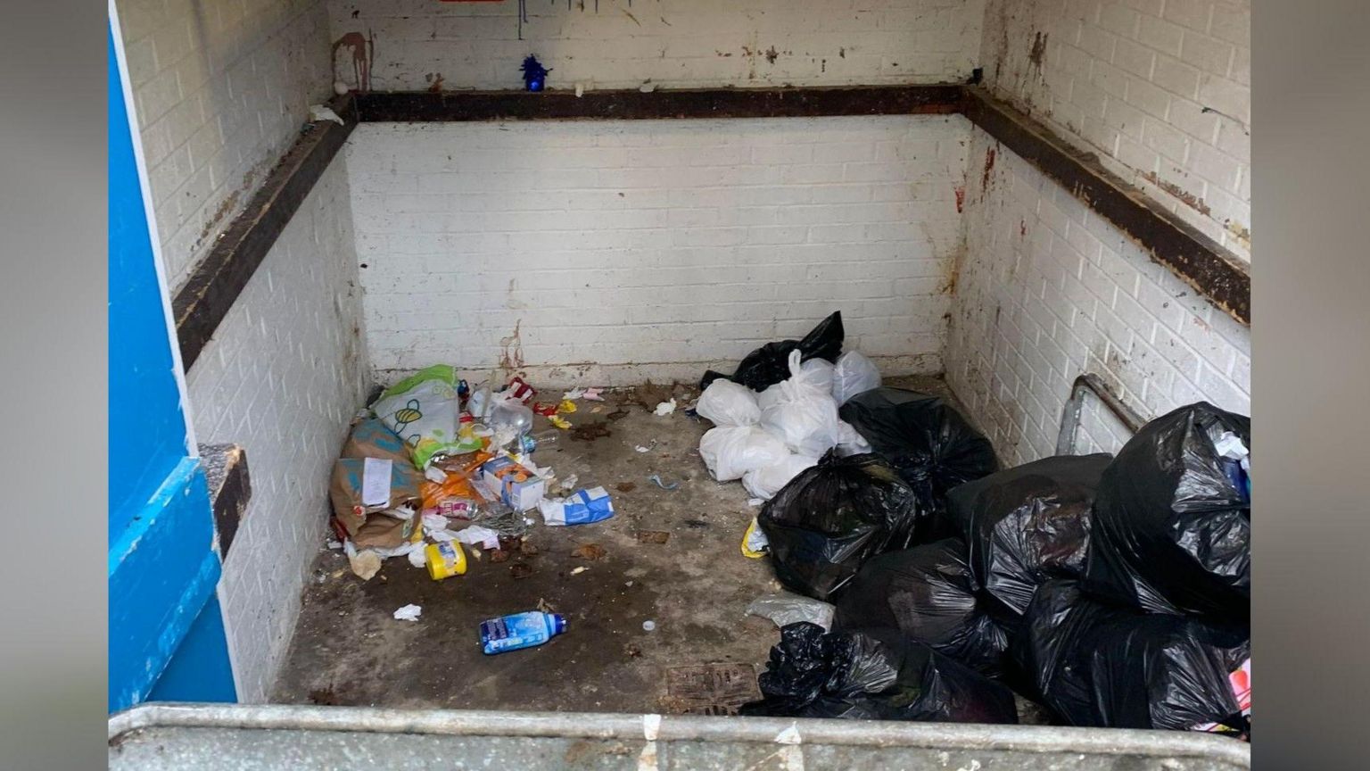 Peterborough residents angry about overflowing bins at flats - BBC News