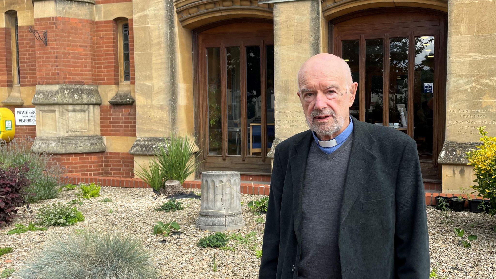 Cuban asylum seeker struggles to find lawyer - BBC News