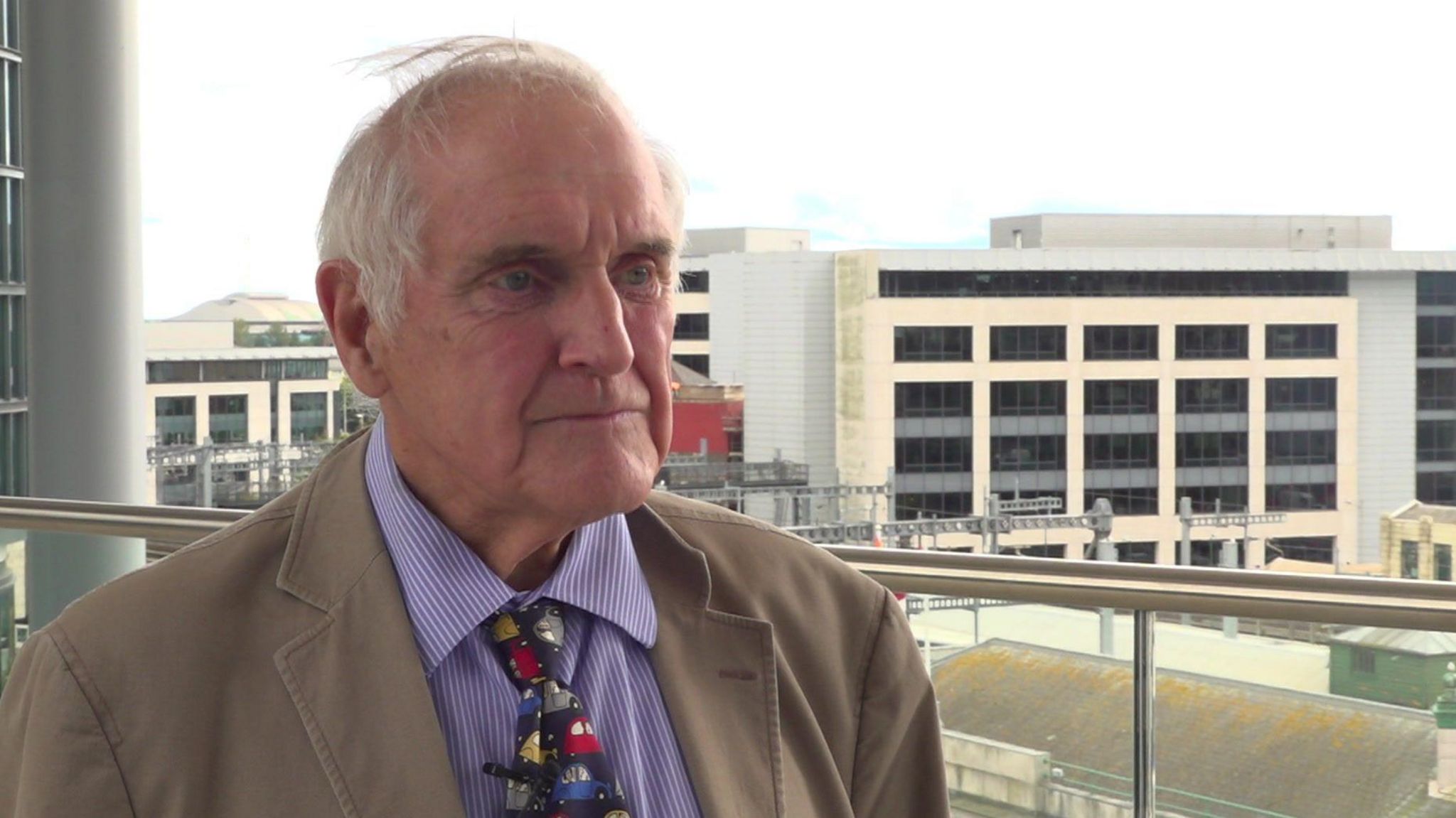 HS2: 'Rhaid i Gymru fynnu ei chyfran o arian' - BBC Cymru Fyw